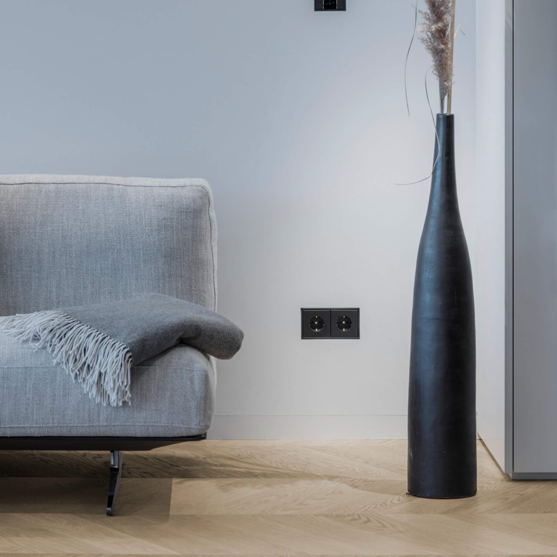 LS 990 in matt graphite black – ETI FOTOS