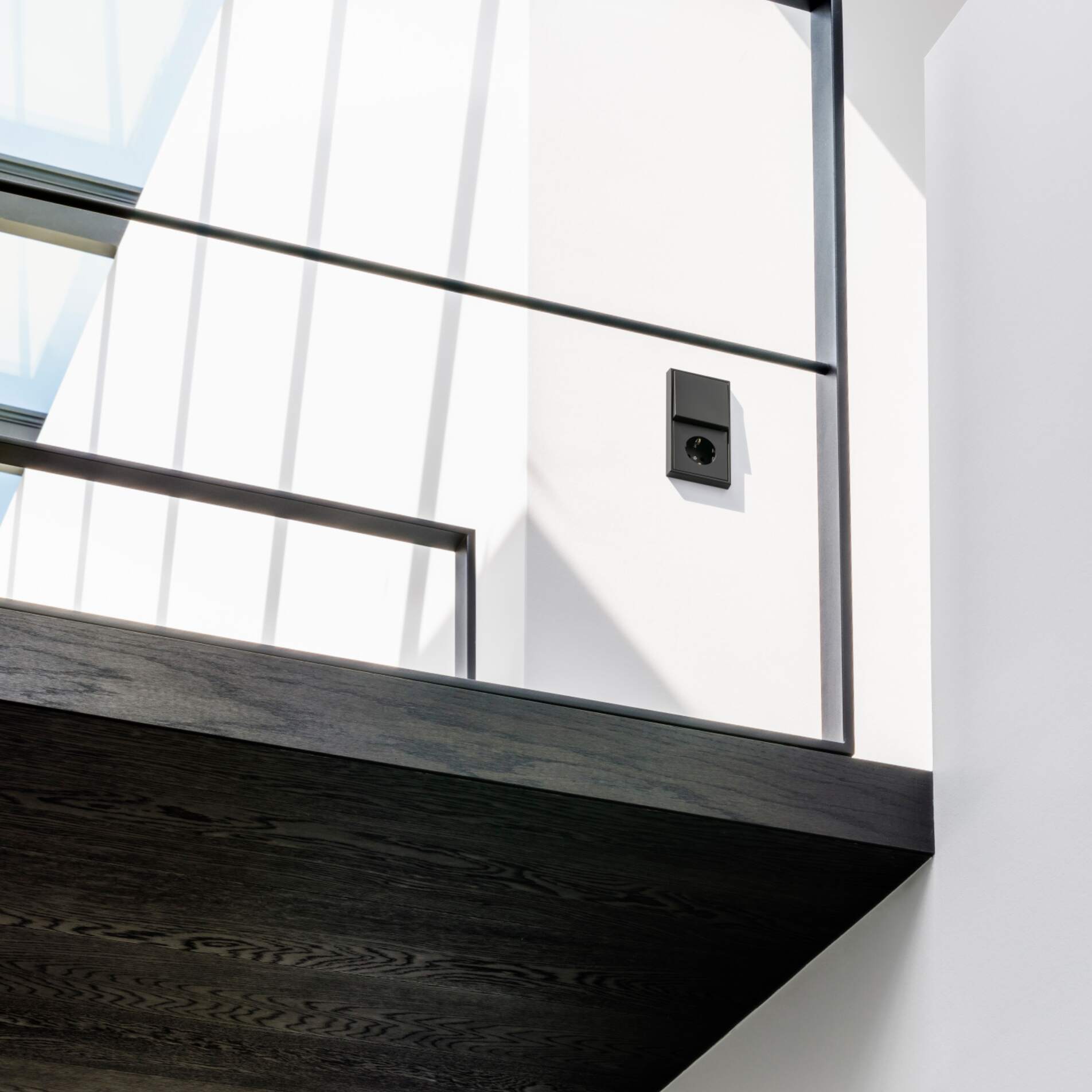 LS 990 in matt graphite black – ETI FOTOS